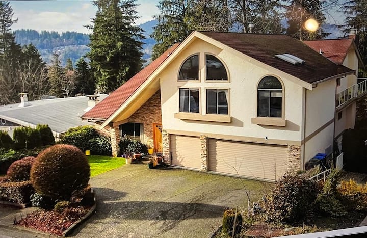 Renovated Suite - Indoor Pool, Near Lakes & Trails - Coquitlam