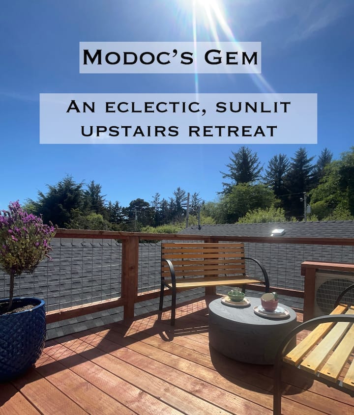 Modoc's Gem : An Eclectic, Sunlit Upstairs Retreat - Crescent City, CA