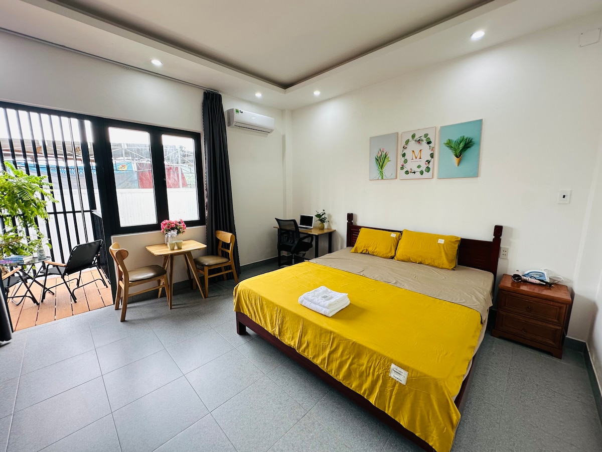 Estudio con vista a la montaña • Bañera • Balcón - Departamentos en ...