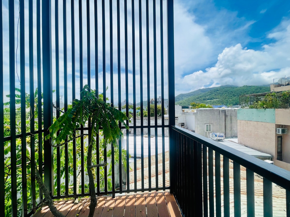Estudio con vista a la montaña • Bañera • Balcón - Departamentos en ...