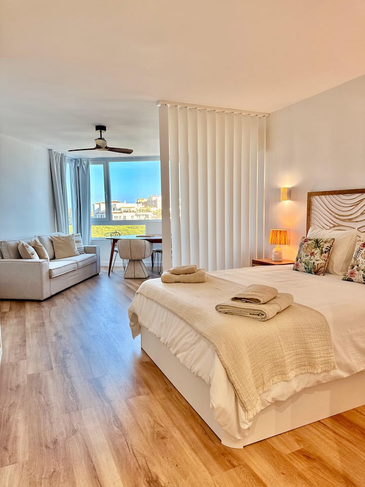 Beachfront Studio With Pool - Calahonda