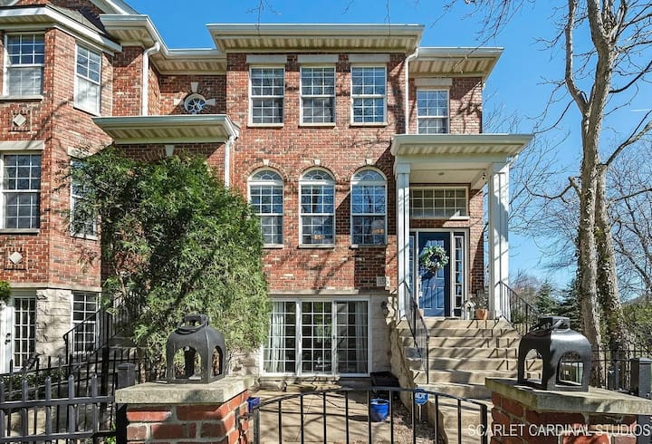 Luxury Townhouse In Quiet Neighborhood - Naperville, IL