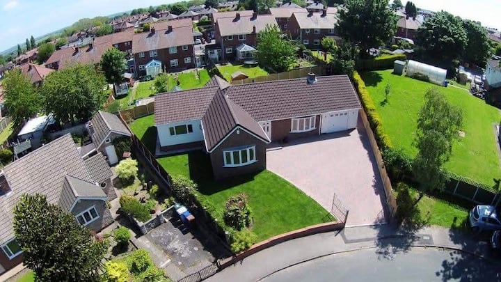 Spacious Modern 3 Bed Bungalow Ample Parking. - Barnsley