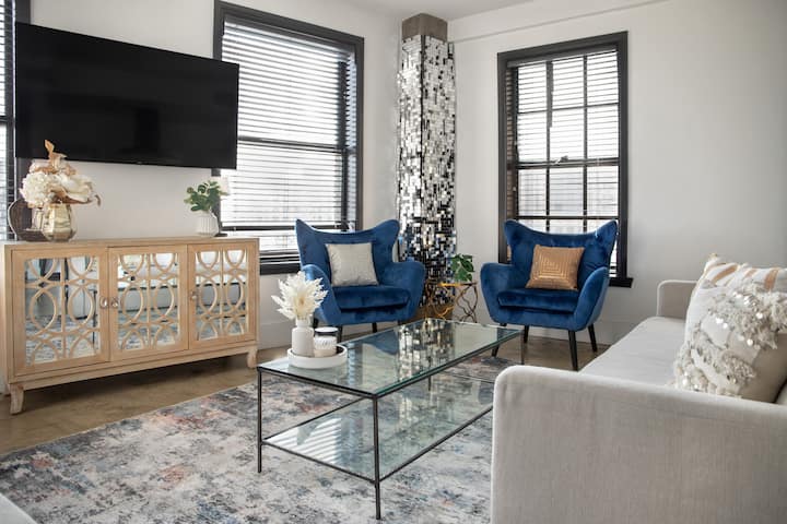 Urban Loft Apartment | 2 Queen Beds + 2 Sofa Beds - Arts District - Los Angeles