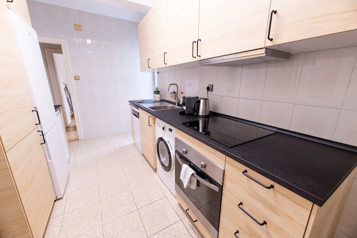 Spacious 5-bedroom Flat – Near Train & Bus - La Palma