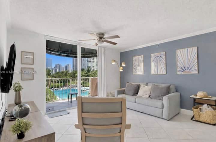 Bright Condo W/ Balcony Pool View | Walk To Mall - Aventura, FL