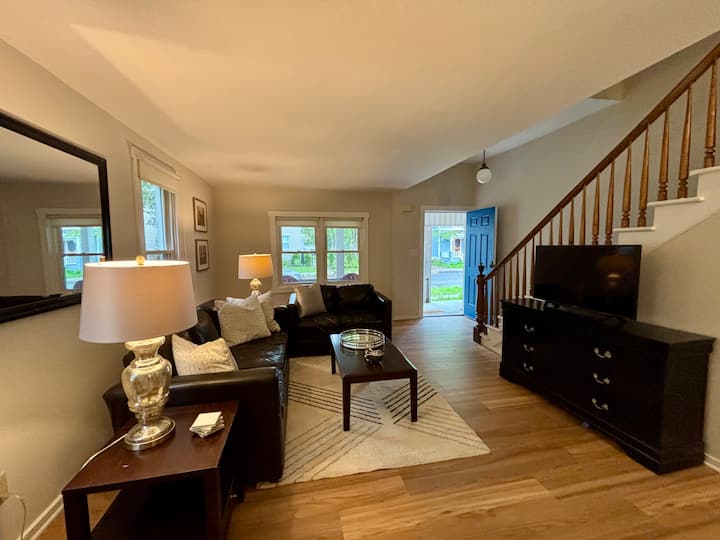 Renovated Race Track Retreat (Blue Door) - Saratoga Springs, NY
