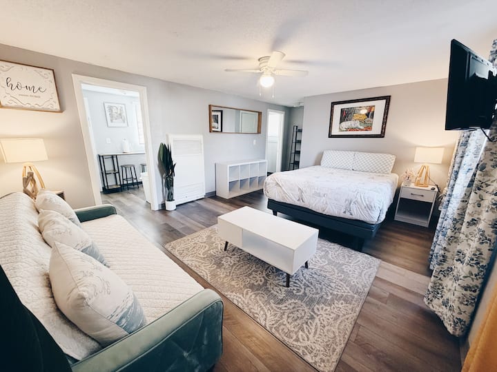 Affordable Bright Studio Near Sgmc & Downtown - Valdosta, GA