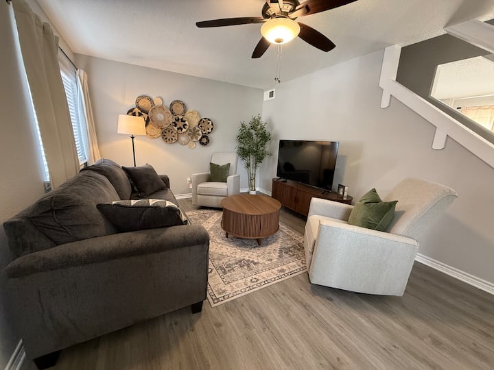 Cozy Townhome- Minutes To Kyle Field - Bryan, TX