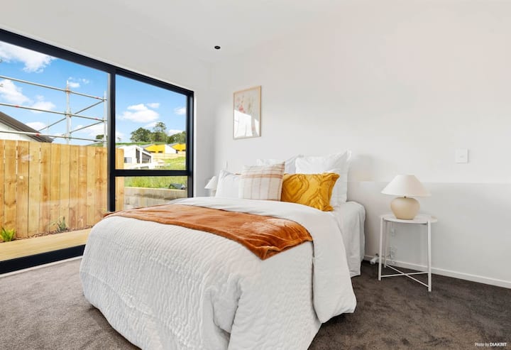Modern Suite + Ensuite Deck - Pukekohe Hill