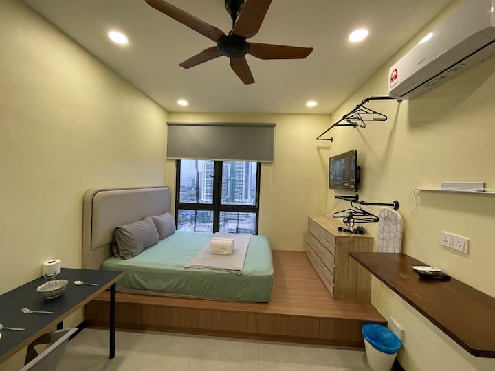 Nice Big Window Free Netflix Studios W28c Aa - Setapak