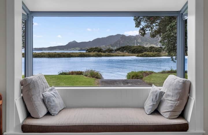 Absolute Waterfront Family Retreat - One Tree Point