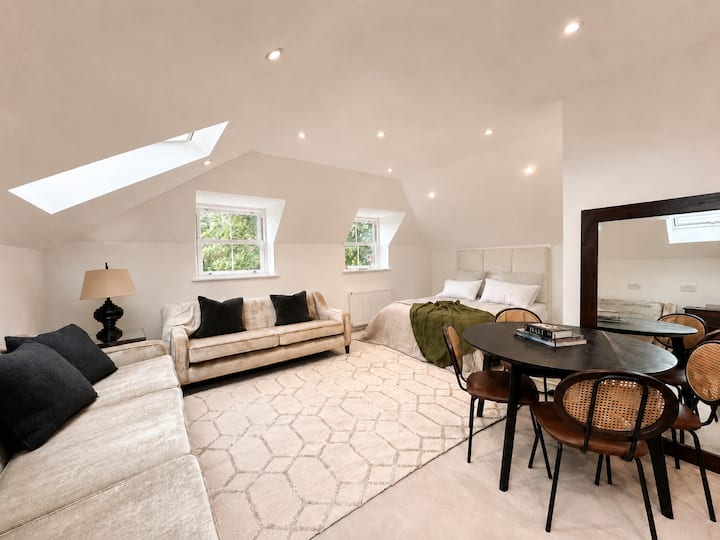 Very Large Studio-style En-suite Room | Surbiton - Surbiton