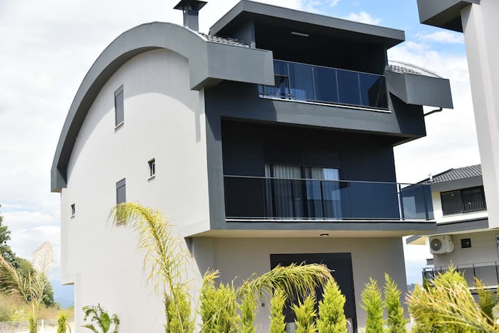 Side’ De öZel Havuzlu Villa. - Side