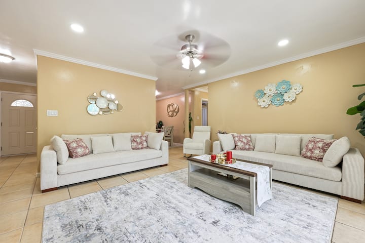 Roomy El Cajon Stay For 8 | Minutes From Freeways - El Cajon, CA