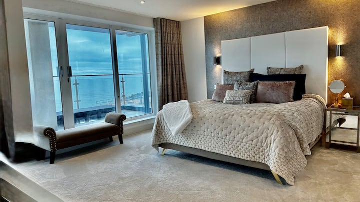 Large Room On The Beach. - Eastbourne