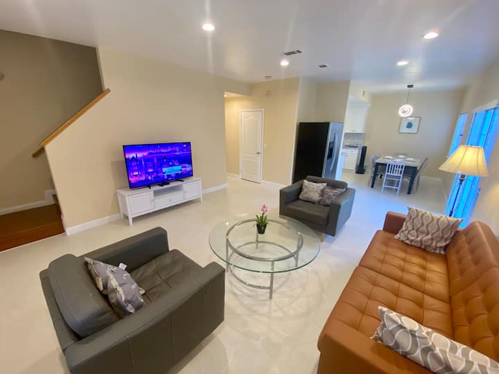 Newly Renovated Luxury Townhome - Pasadena, CA