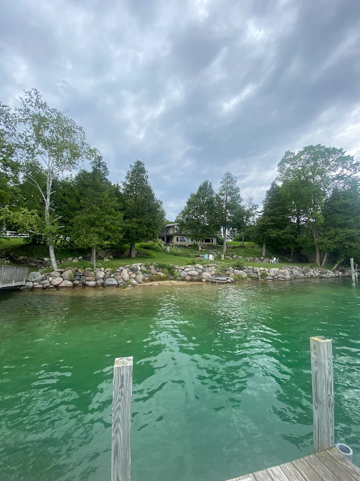 Lake Charlevoix Venetian Waterfront Boater Delite - Charlevoix, MI