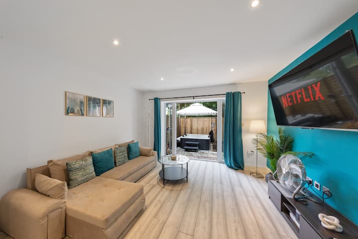 Luxury 4br Home W/ Hot Tub, Sleep 8 | Free Parking - Redhill