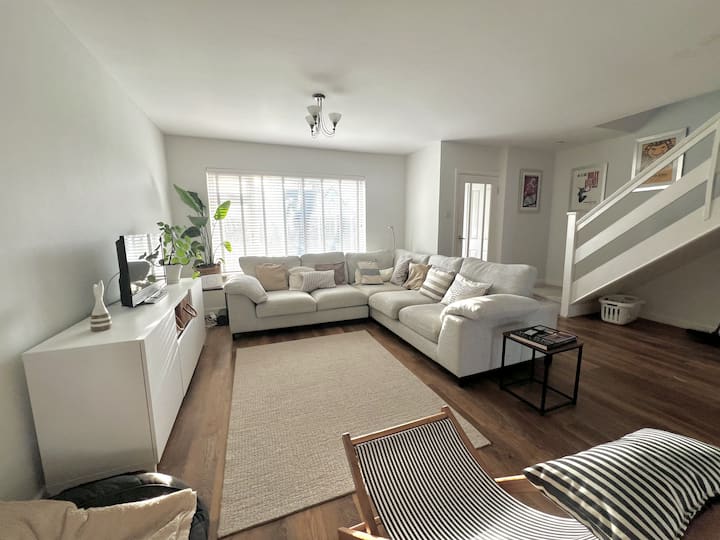Light And Stylish Coastal Escape - Arundel