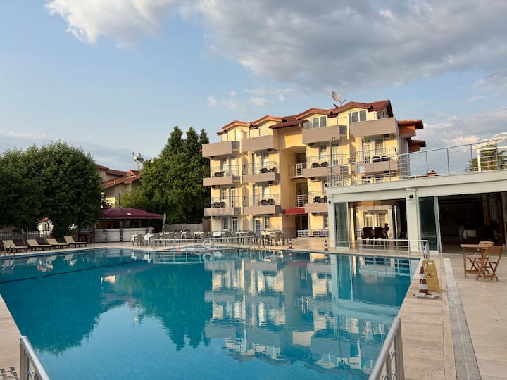 Plaja Yürüme Mesafesinde
Havuzlu Konforlu Oda - Fethiye