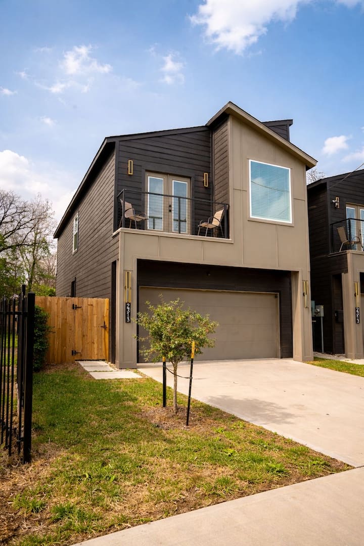 Luxury Eado Home • 5 Beds, 2.5 Baths - Houston - Houston, TX