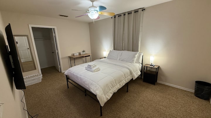Queen Suite B | Solo Room, Desk, Tv, Near Loop 250 - Midland, TX