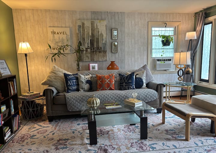 Serene Sunny Work Friendly Private House Near Dt - Providence, RI