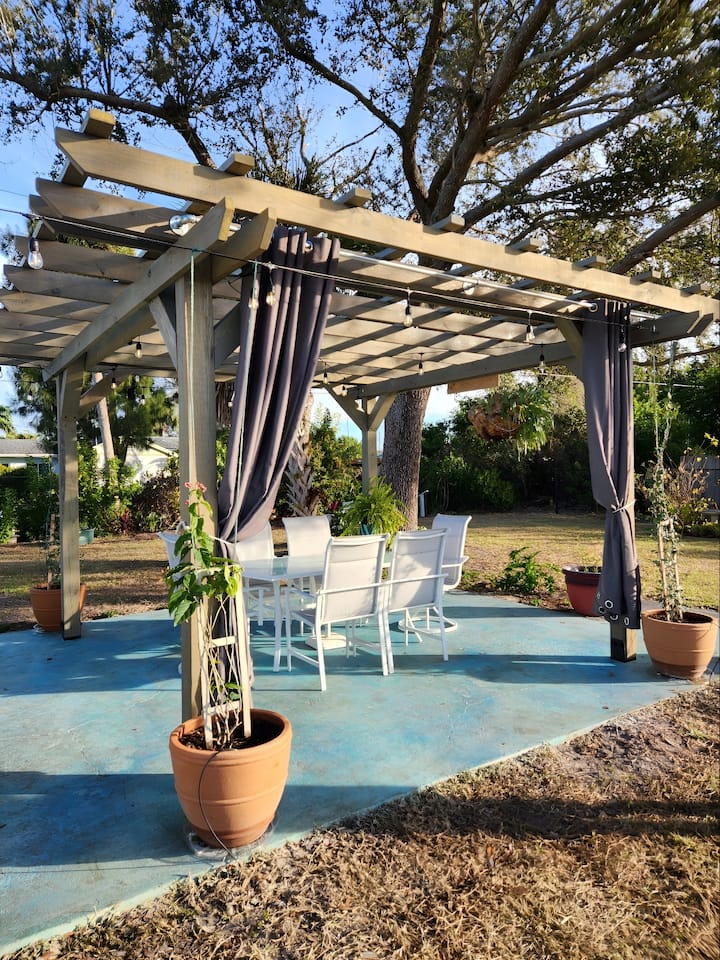 Oasis On Canal Just 5 Minutes To Englewood Beach! - Englewood, FL