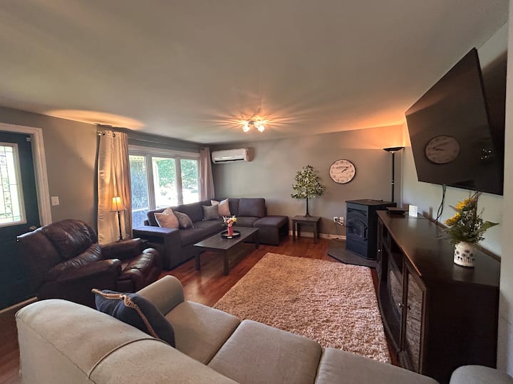 Relax With Enclosed Hot Tub And Cozy Island Vibes - Summerside