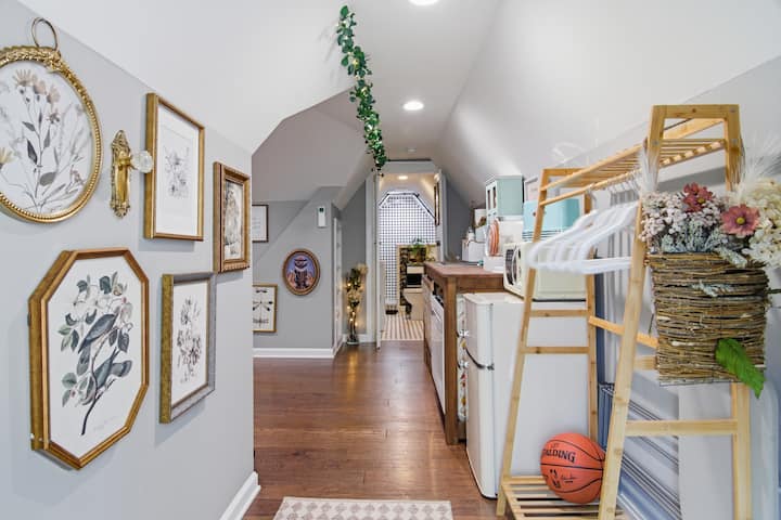 One Treehouse Loft —Whimsical Wilmington Hideaway - Wilmington, NC