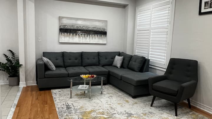 Four Bedrooms Home With Parking - Milton