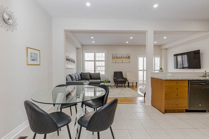 Four Bedrooms Home With Parking-upper Level - Milton
