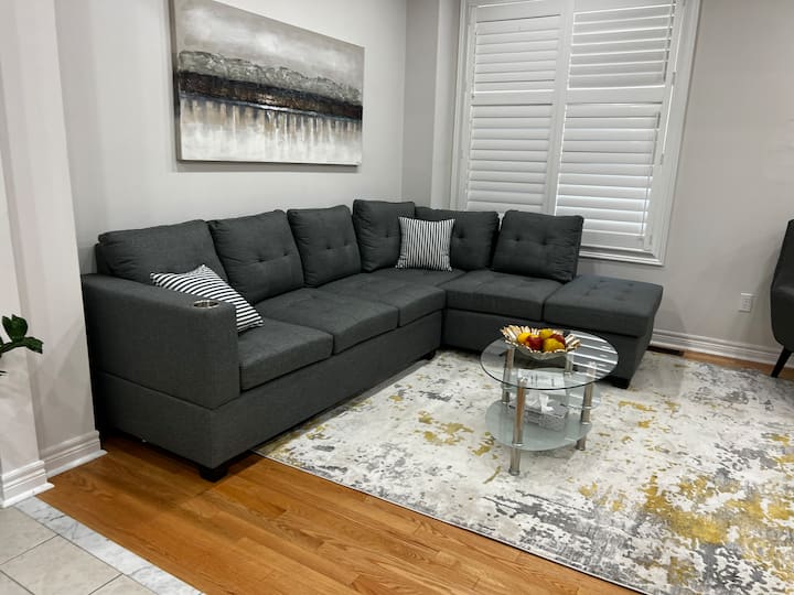 Four Bedrooms Home With Parking - Milton