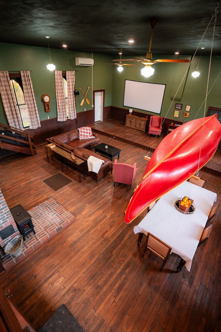 Cozy Schoolhouse Retreat | Large Movie Screen - Mohican Township