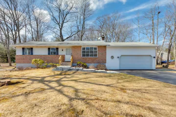 Poconos Escape: Fall Colors Meet, Karaoke Nights - Mount Pocono, PA