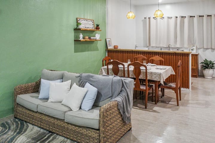 Central 2br | Ac | Wi-fi | Café & Restaurants | - Apia