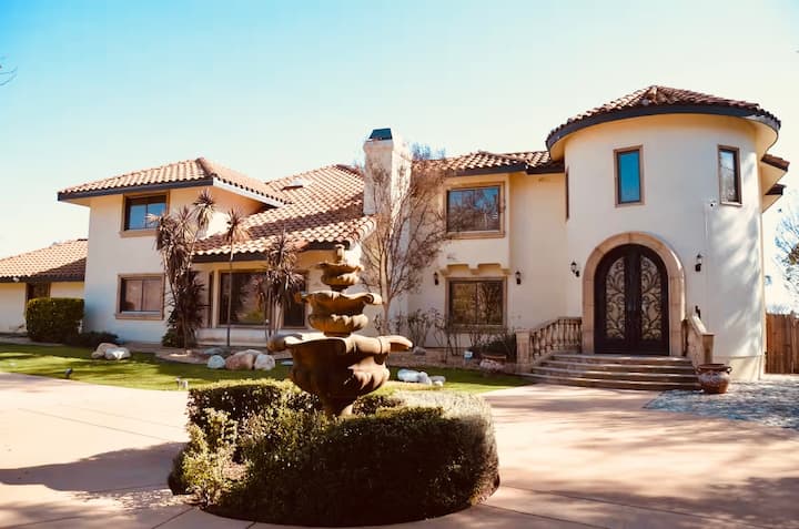 Stunning Retreat With Pool/tennis Court/theater - Claremont, CA