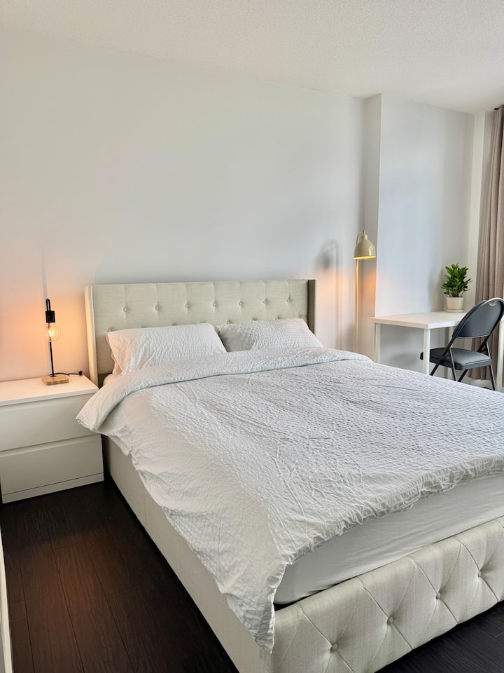 Entire Downtown Apartment With Parking - Toronto, ON