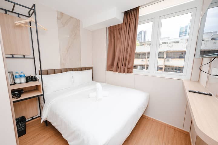 Nest Hotel: Deluxe Queen Room, 3 Mins Walk To Mrt - Bedok
