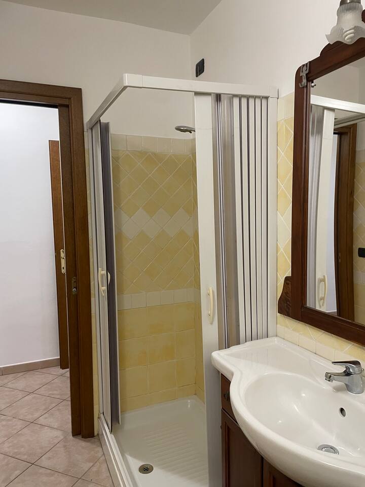 Grazioso Bilocale A Girasole Con Bagno, Cucina - Girasole