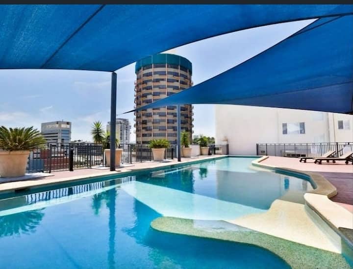 Premium Cbd 1br: Rooftop Pool And Secure Parking - Townsville