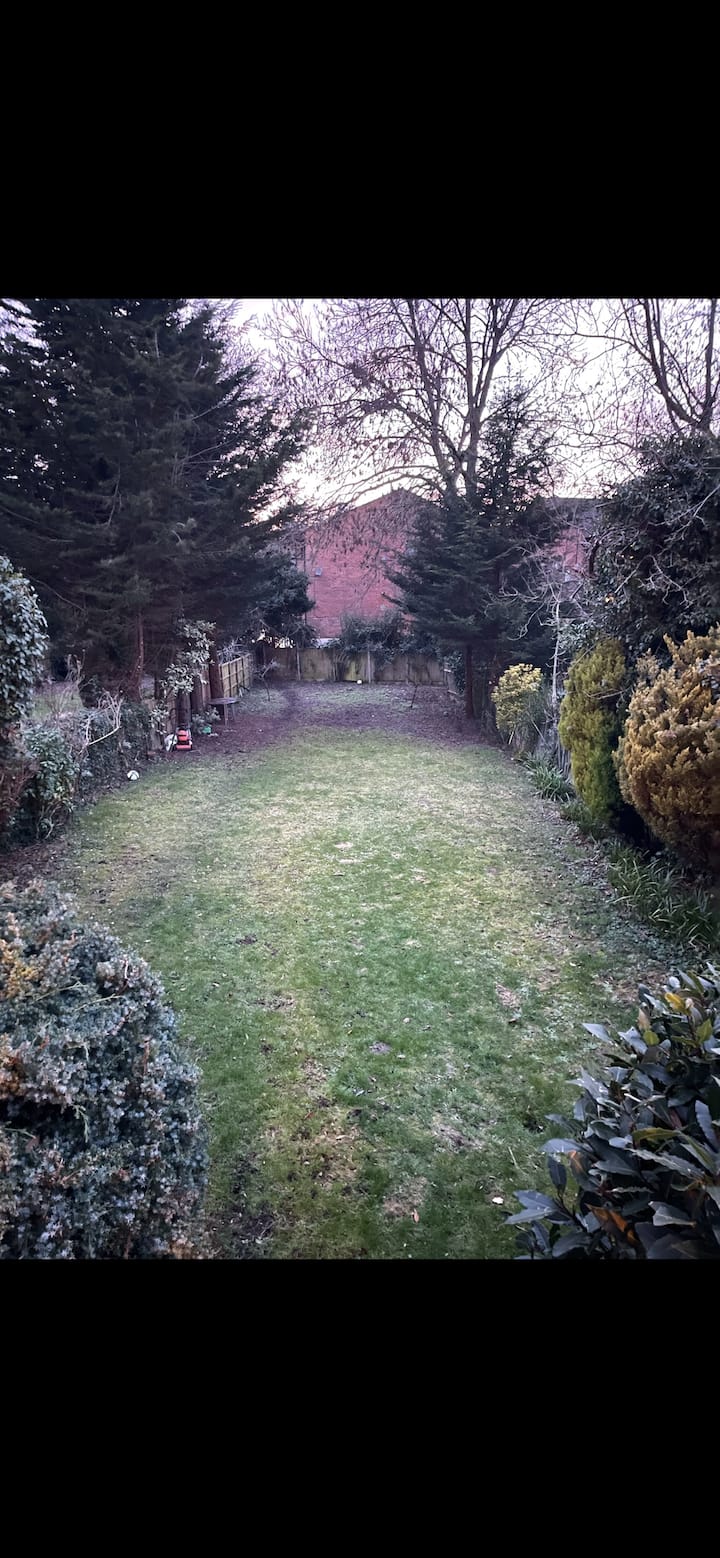 4 Bedroom Home! Huge Garden, Spacious Bedrooms! - Edgware