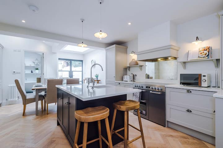Stylish 3 Bed House With Parking - York