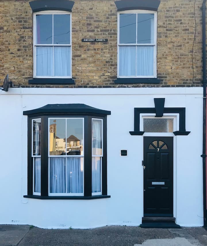 Calm Cottage: Steps From The Sea - Herne Bay