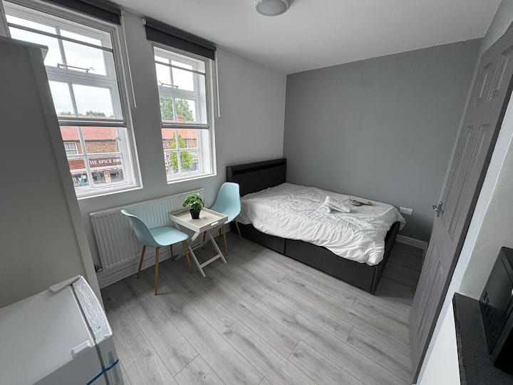 Stylish Edgware Studio, Ha8 - Harrow