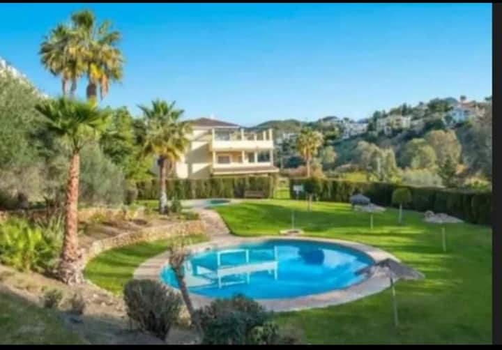 Dormitorio En Piso Compartido - Marbella