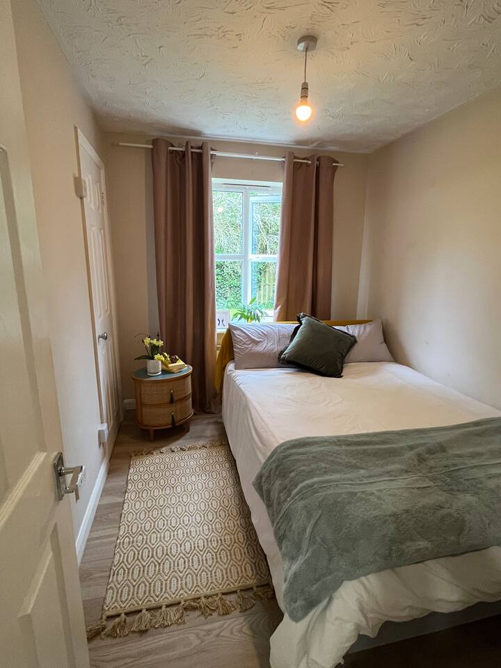Beautiful, Light-filled Room - Aylesbury