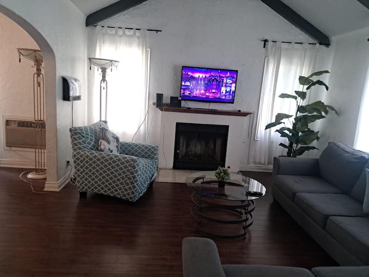 Best Location 3 Bed 2 Bath Apt In Bh - Beverly Hills, CA