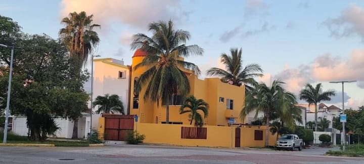 Hermosa Casa De 3 Pisos Con Alberca Y Jacuzzi Priv - Cancún
